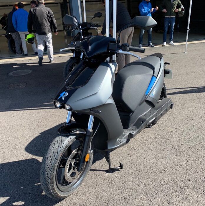 RAY 7.7, un scooter eléctrico para todos los públicos - Movilidad Eléctrica