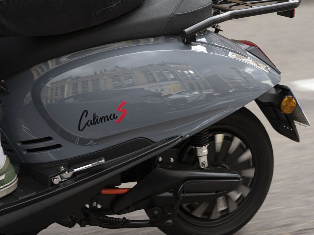 Velca Calima S 2025: primer scooter eléctrico con ABS en ambas ruedas