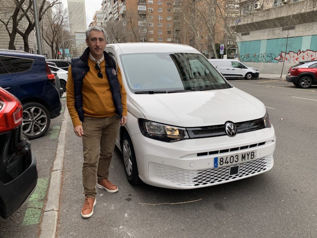 Probamos el VW Caddy PHEV en un simulacro de reparto última milla
